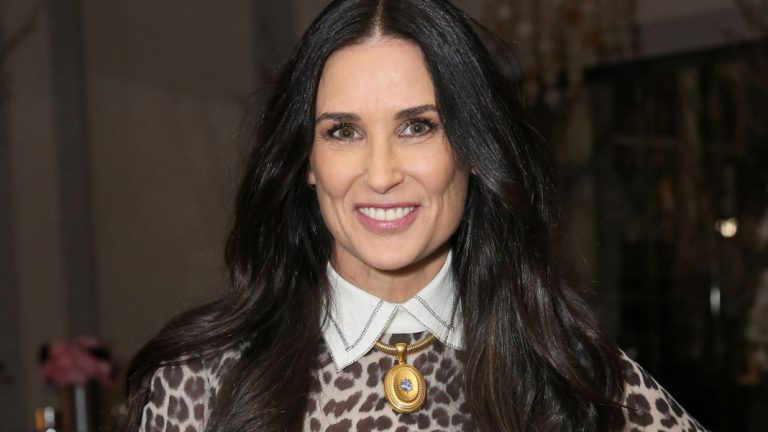 Demi Moore 56 Anos Posa Nua Para A Revista Harpers Bazaar